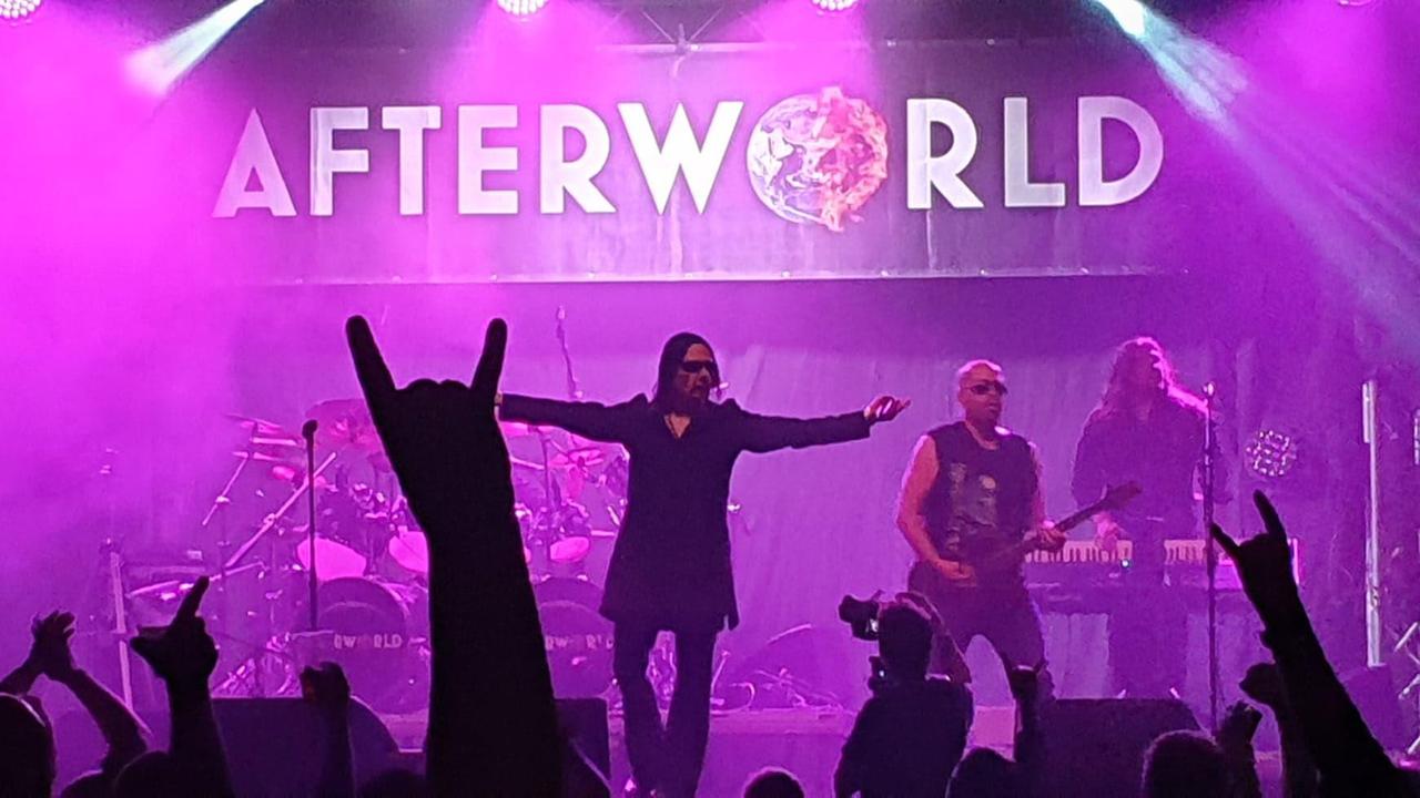 HOWLIVE - Afterworld + interview